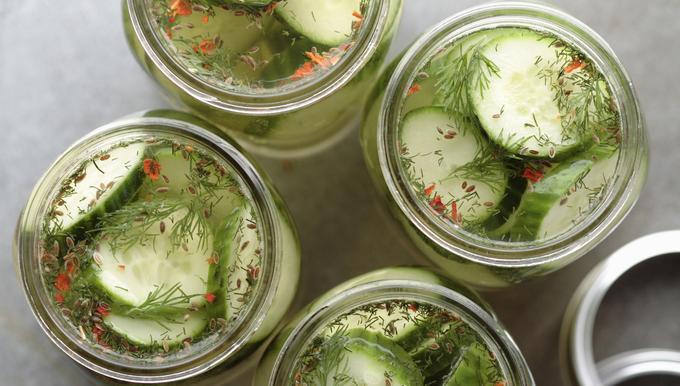 Pickles de concombre, aux baies roses, à l'aneth et au vinaigre de cidre