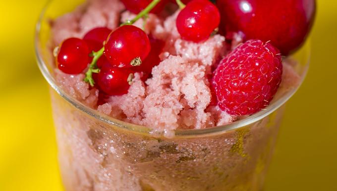 Smoothie glacé aux fruits rouges