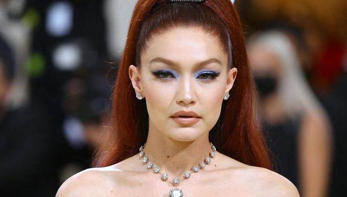 Le fard à paupières bleu, la tendance des années 2000 qui revient en ...