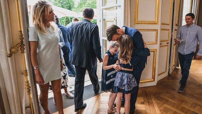 En photo, ce moment de rires et de complicité entre Emmanuel Macron et ...