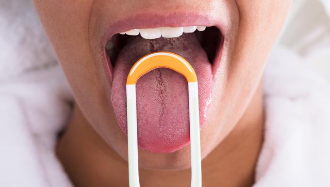 Le gratte langue, cet outil ayurvédique qui garantirait la santé de ...