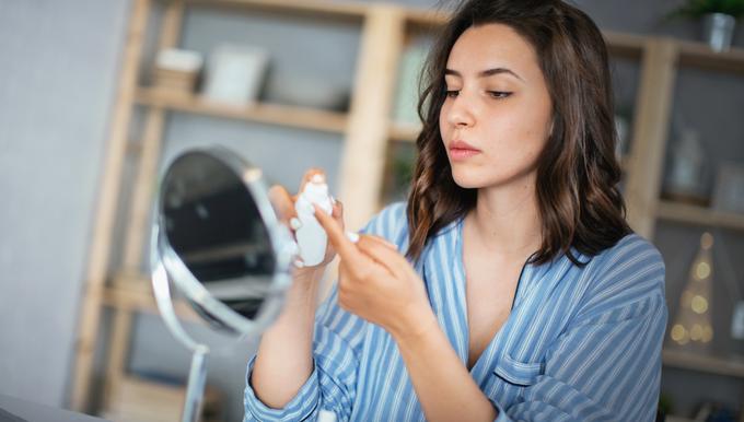 «Sticky Method», l'astuce pour camoufler ses boutons d'acné devenue ...