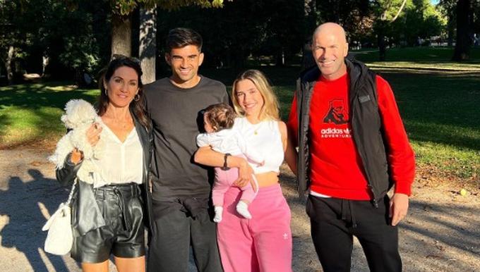 Trois générations réunies : Zinédine Zidane, grand-père jeune et ...