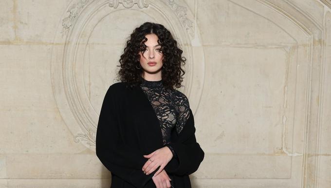 Coiffée comme Monica Bellucci en 2004, Deva Cassel fait friser le ...