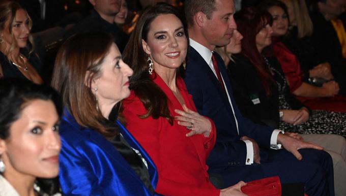 L'apparition vivifiante de Kate Middleton en costume rouge sophistiqué