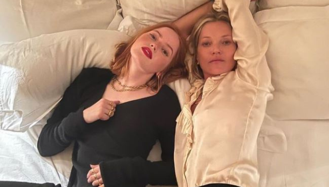 Kate Moss a choisi elle-même Ellie Bamber pour l'incarner dans le film ...