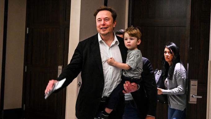 Rare apparition d'Elon Musk avec son fils de 3 ans lors d'une conférence à Miami