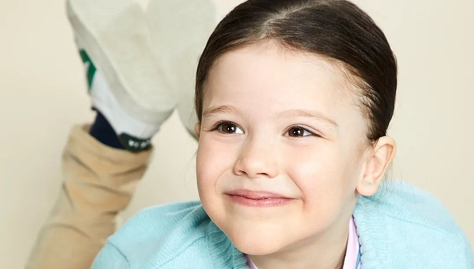 En baskets et cheveux longs, la photo détente du prince Alexander de Suède pour ses 7 ans