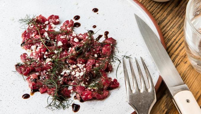 Tartare de bœuf et ricotta émulsionnée au vinaigre balsamique