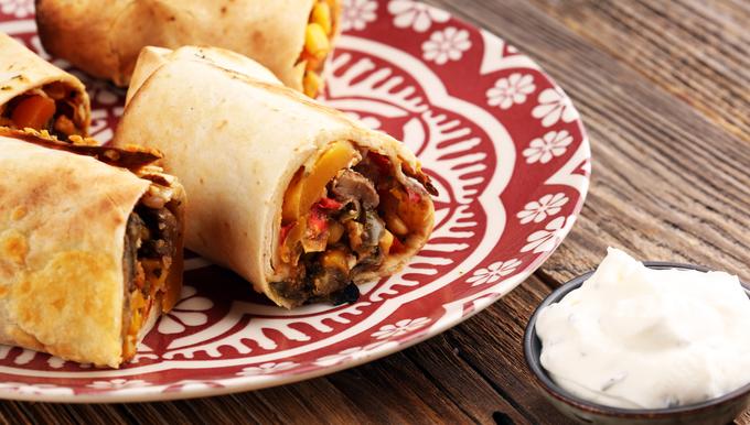 Burritos de poulet, tomate pimentée et fraîcheur de yaourt