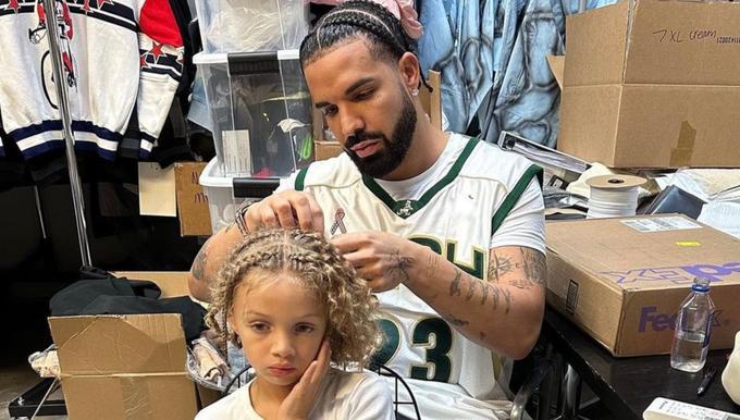Coiffé comme papa : en photos, Drake fait des tresses à son fils de 5 ...