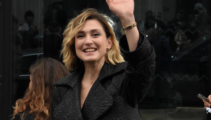 Julie Gayet redevient blonde et dévoile son nouveau carré glamour à la ...
