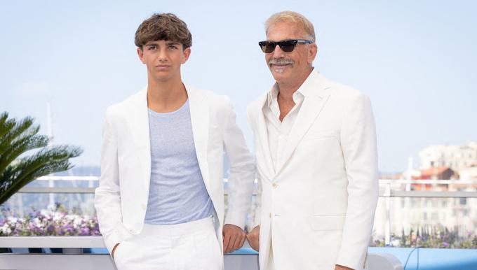 Kevin Costner et son fils Hayes Logan, 15 ans, imposent le chic à l ...