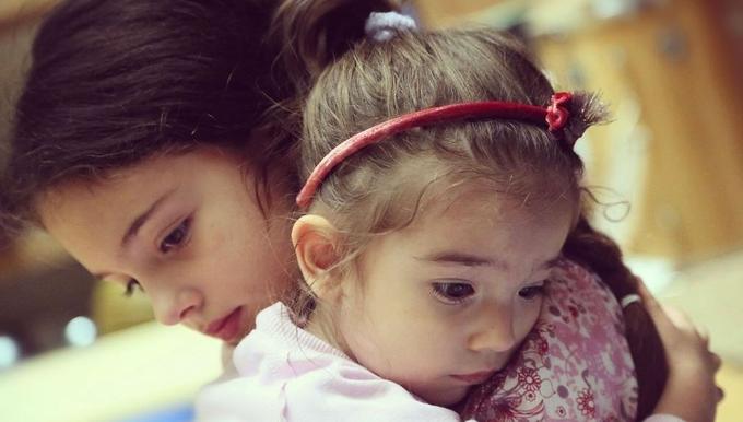 Monica Bellucci dévoile une photo vintage de ses filles, Deva et Léonie ...