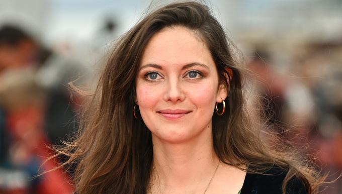 Nelly, la fille d’Emmanuelle Béart et Daniel Auteuil, de la fac de ...