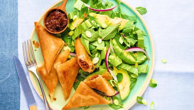 Samosas à la viande et salade d'avocat à la menthe
