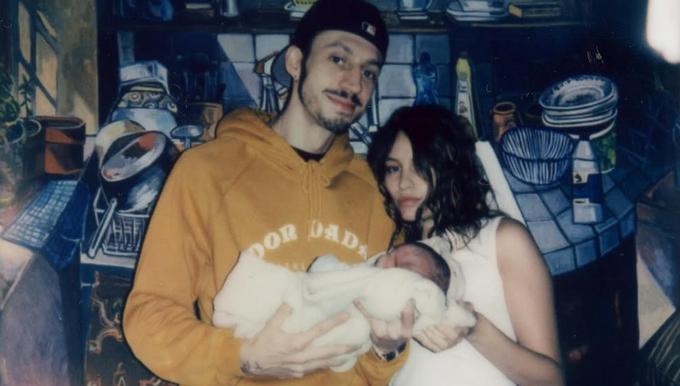 Le rappeur Roméo Elvis et son épouse, Lena Simonne, dévoilent des photos de leur premier enfant
