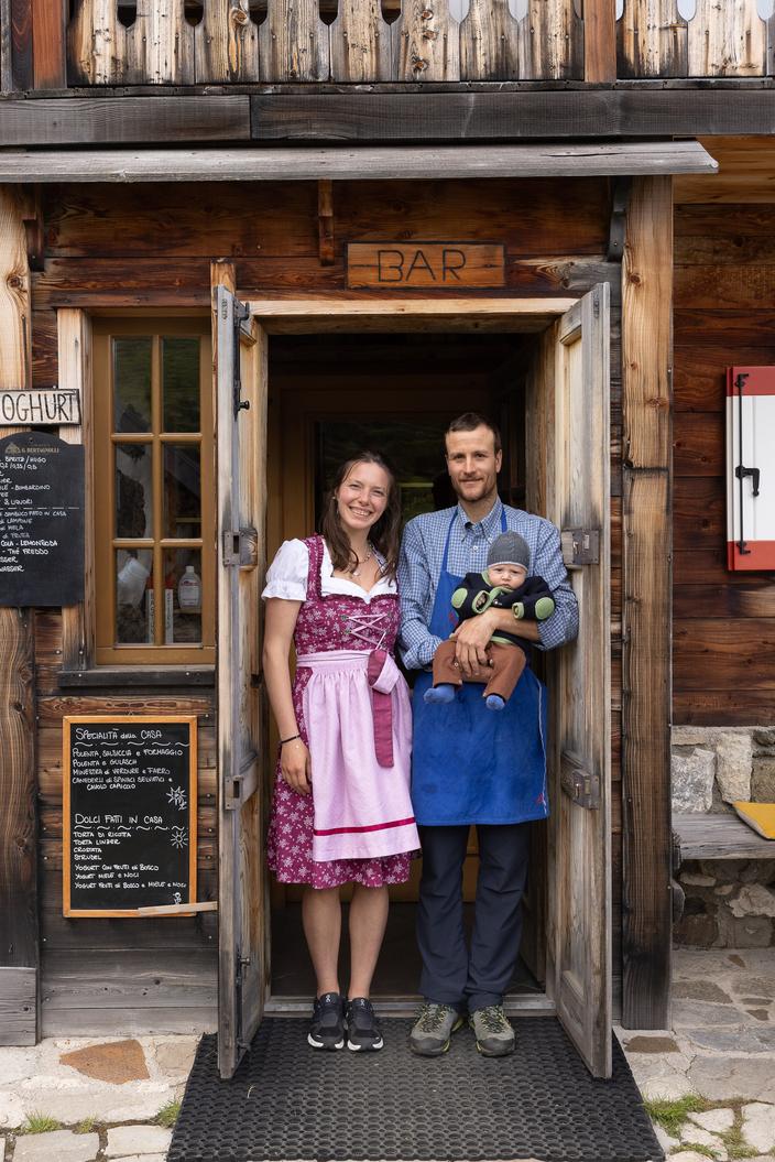 En Italie, randonnée grandiose dans les Dolomites, avec des cavaliers ...