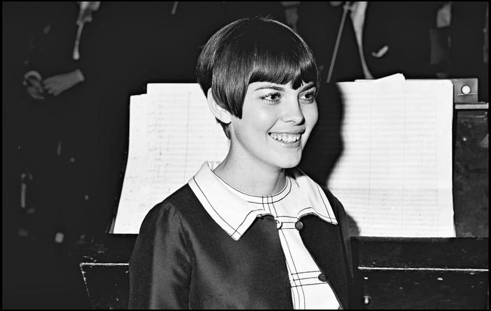 Mireille Mathieu émue aux larmes, Bruce Toussaint ravive une blessure profonde : “Je ne voulais ...