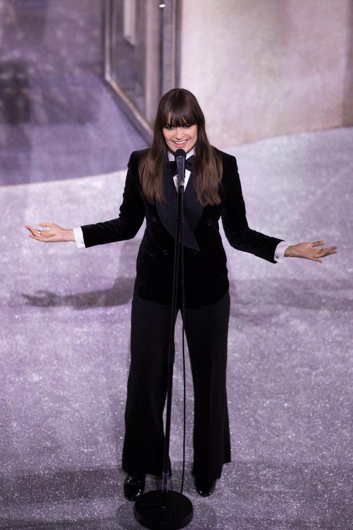 PHOTOS - Clara Luciani : zoom sur le style rétro de la chanteuse en 28 ...