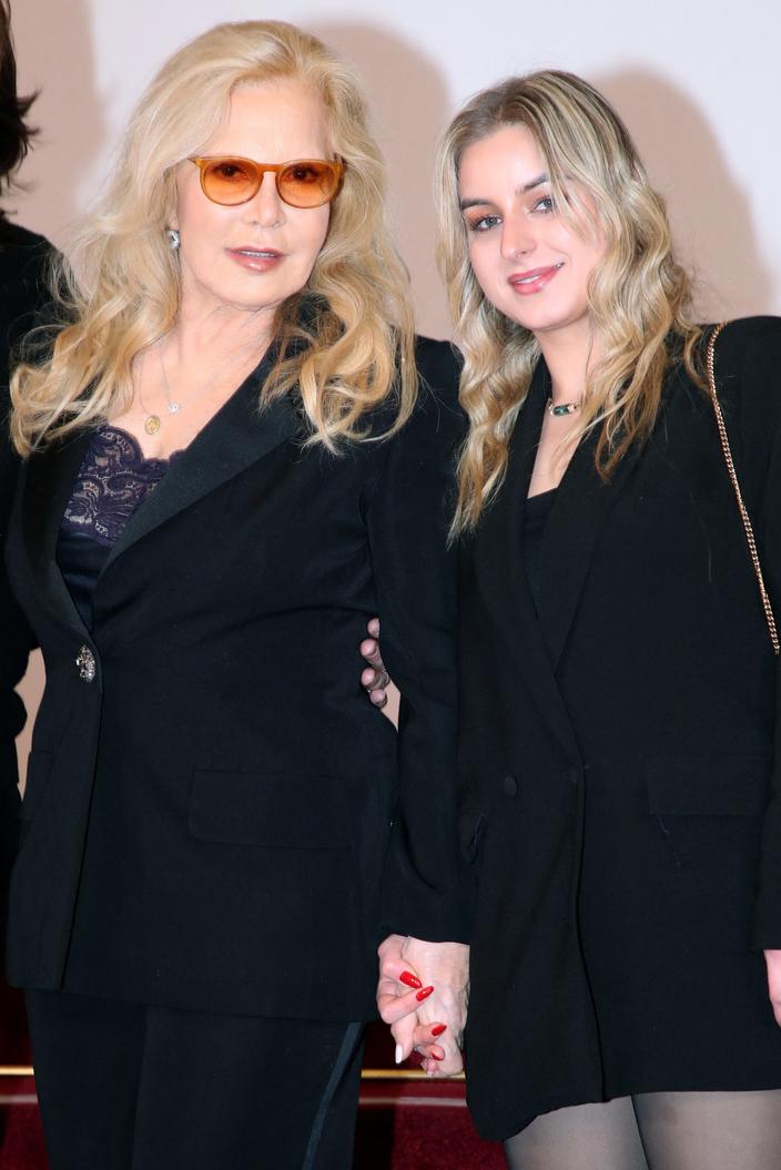 PHOTOS - Florence Foresti et sa fille Toni, Sylvie Vartan et sa fille Darina… Les duos mères ...