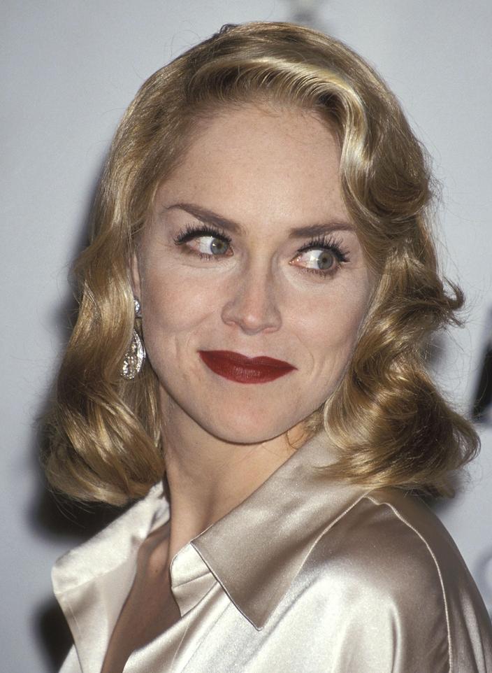 PHOTOS - Sharon Stone, son incroyable évolution de coupe de cheveux