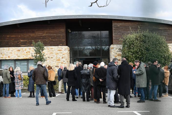 PHOTOS - Obsèques de Herbert Léonard : sa fille Éléa et Julien Lepers très émus pour ce dernier ...