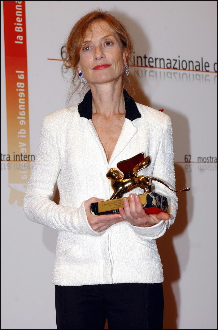 PHOTOS - Isabelle Huppert : retour en images sur ses tenues les plus ...