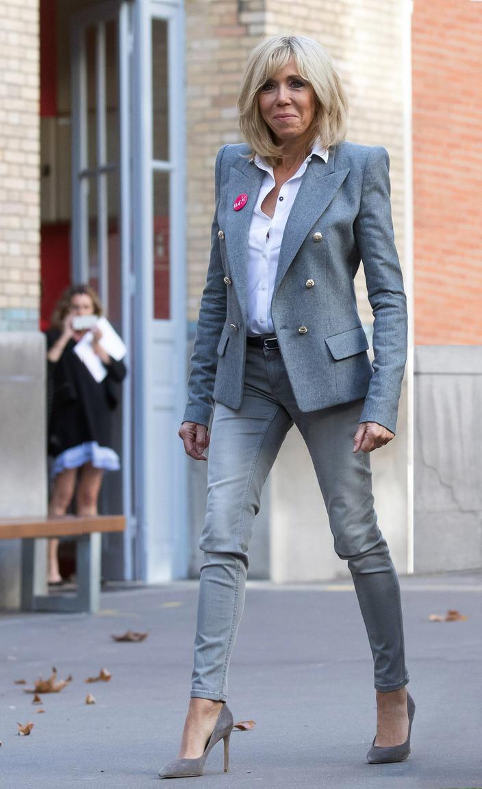 PHOTOS - Brigitte Macron en jean et baskets : ses plus beaux looks ...