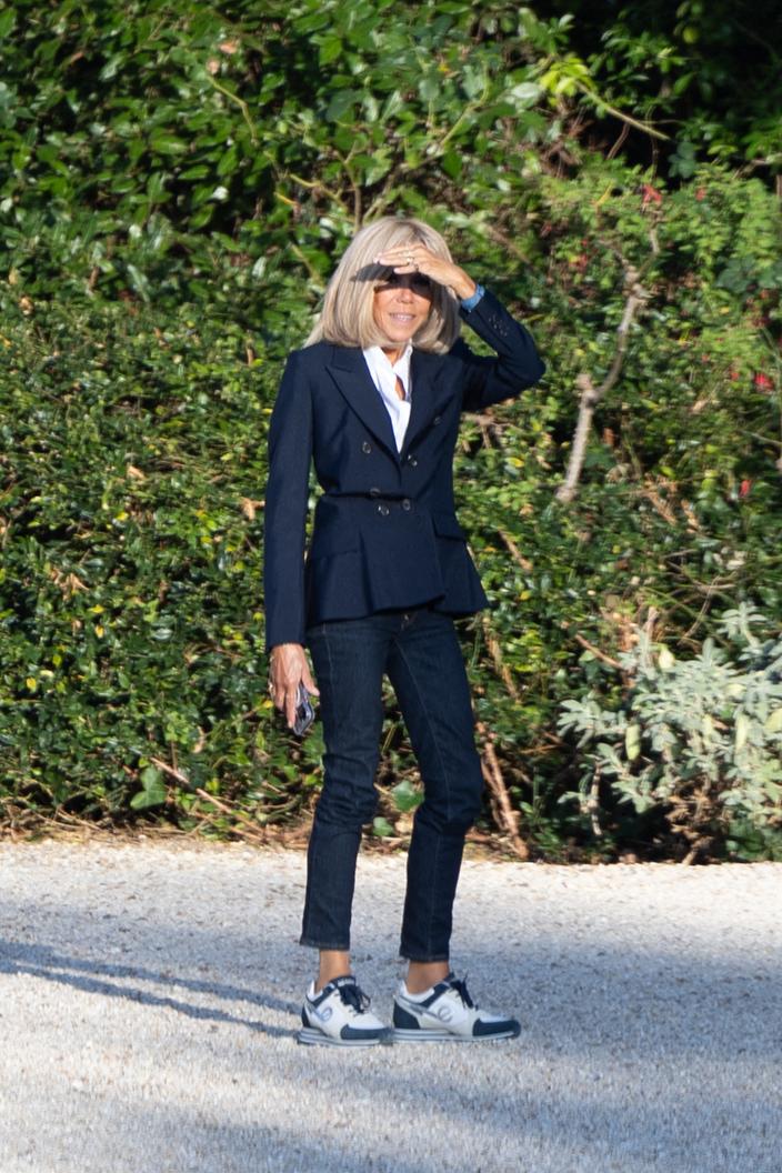 PHOTOS - Brigitte Macron en jean et baskets : ses plus beaux looks ...