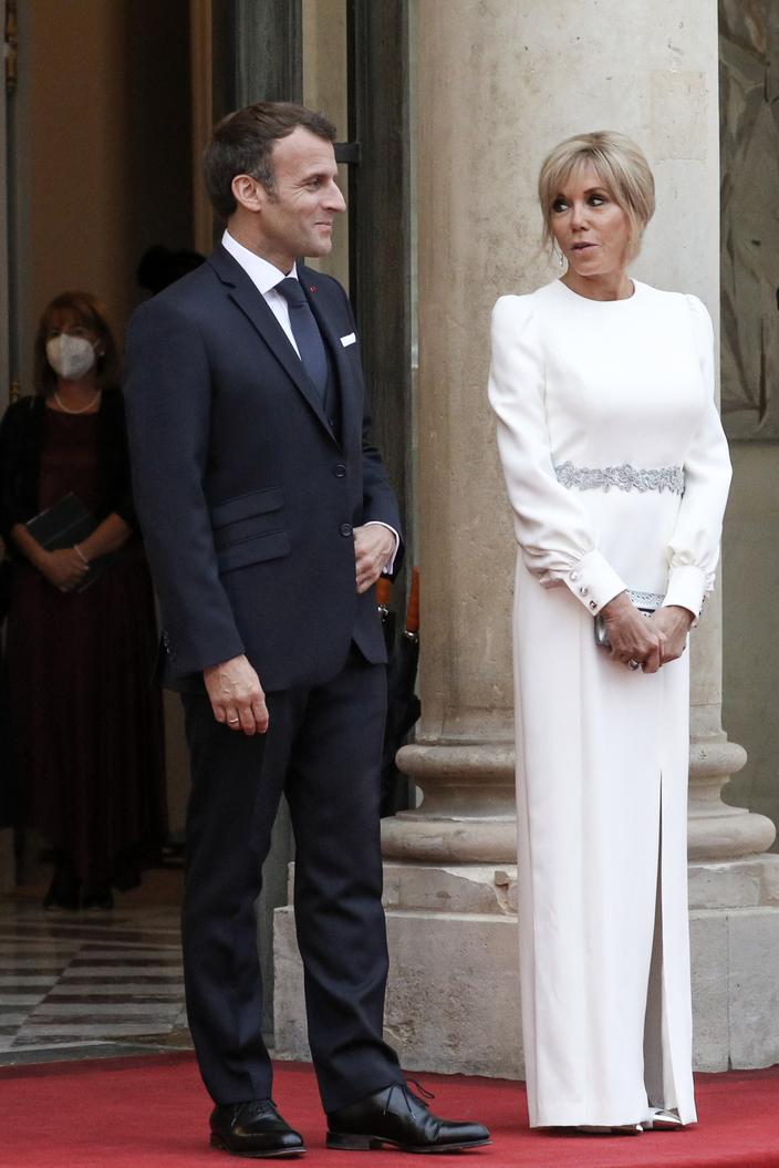 PHOTOS - Brigitte Macron : ses plus belles robes de soirée au fil des ans