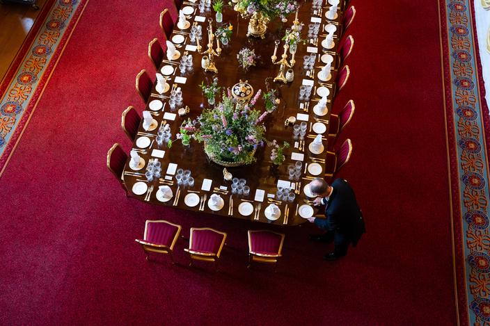 PHOTOS - Brigitte et Emmanuel Macron à la table des têtes couronnées ...