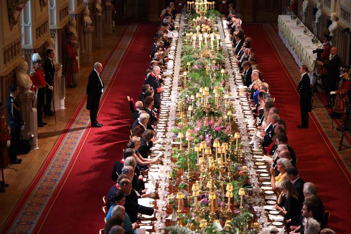 PHOTOS - Brigitte et Emmanuel Macron à la table des têtes couronnées ...