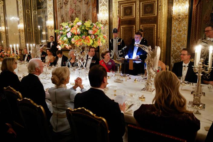 PHOTOS - Brigitte et Emmanuel Macron à la table des têtes couronnées ...