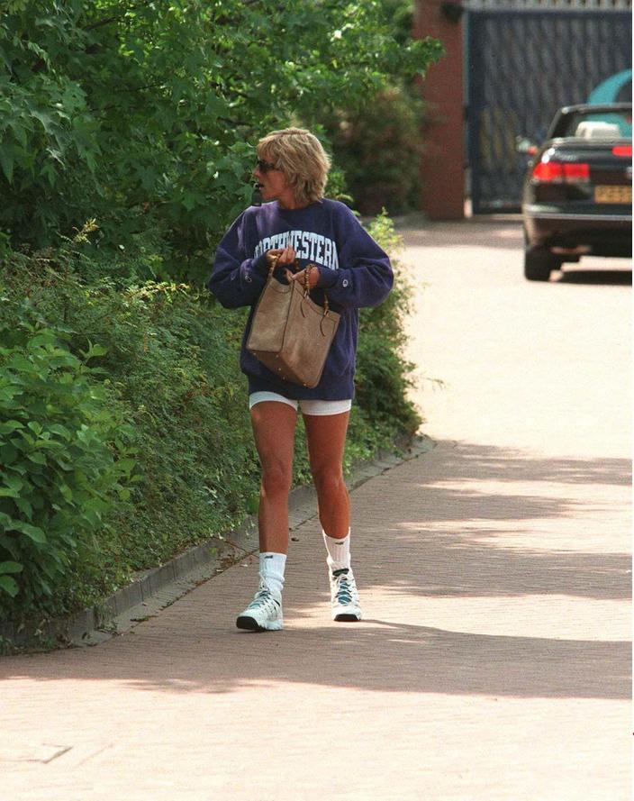 PHOTOS – Lady Diana : retour sur ses looks les plus controversés