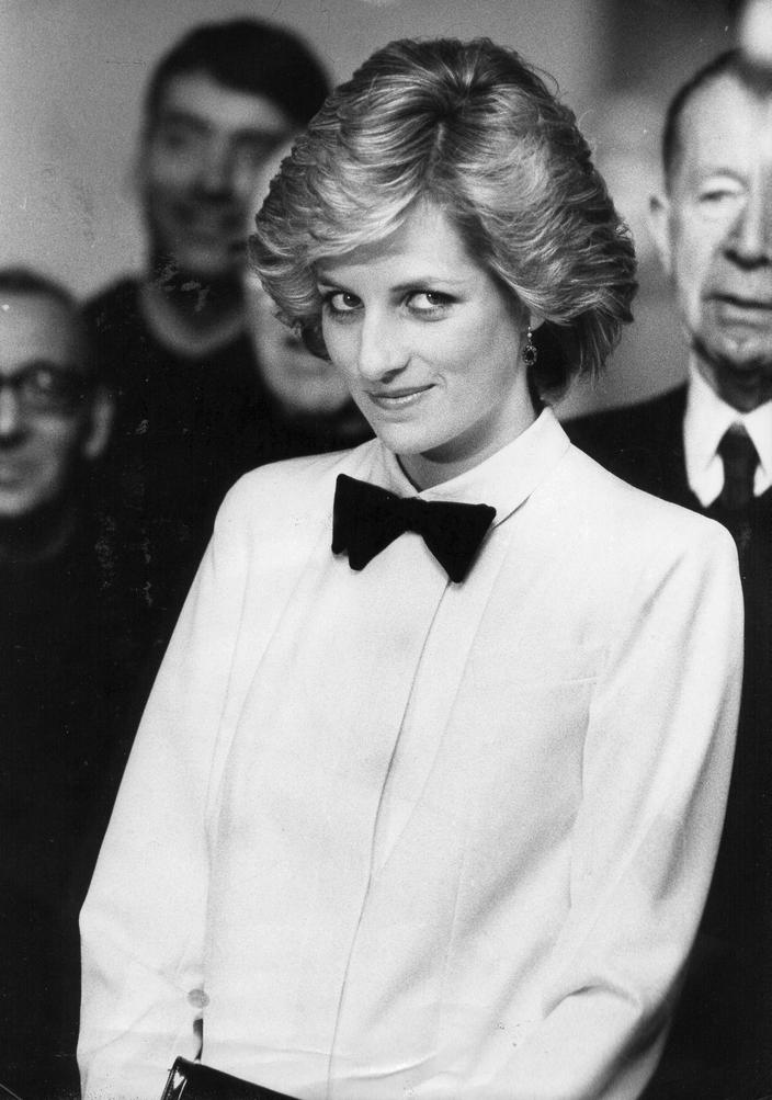 PHOTOS – Lady Diana : retour sur ses looks les plus controversés