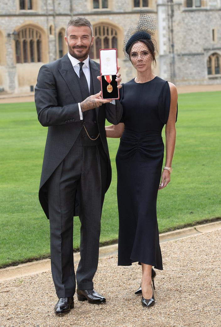 Victoria Beckham s’essaye à la mode masculine en apprêtant son mari ...