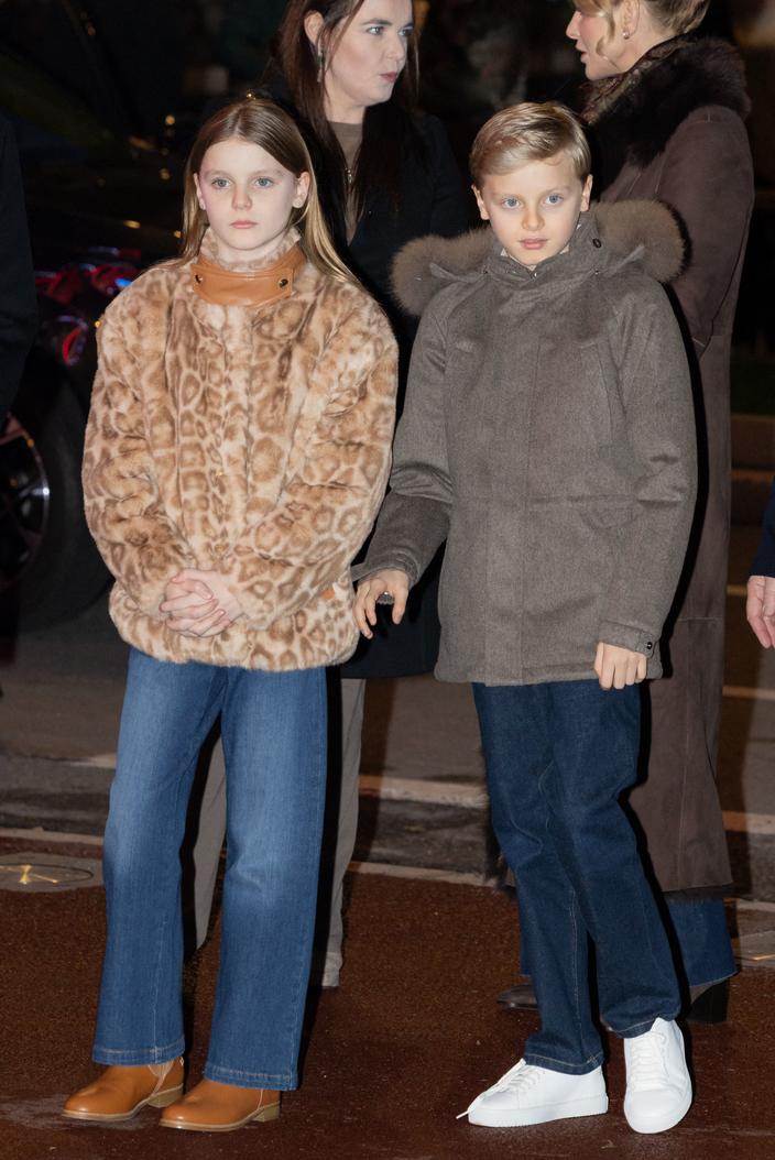 Lovée dans un manteau léopard Chloé, Gabriella de Monaco prouve qu’elle ...