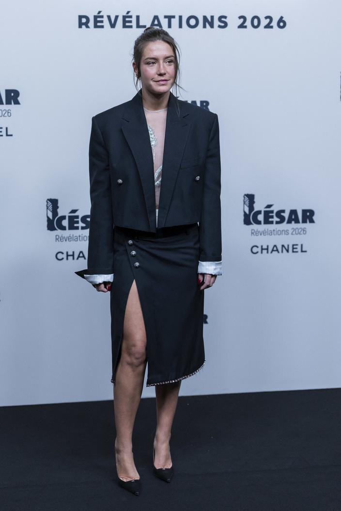 Adèle Exarchopoulos sensuelle en jupe fendue Chanel et top transparent ...