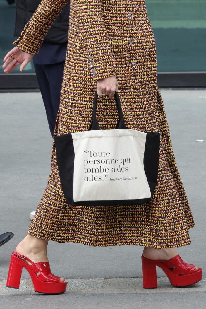 Charlotte Casiraghi réveille le premier rang du défilé Chanel en mules ...