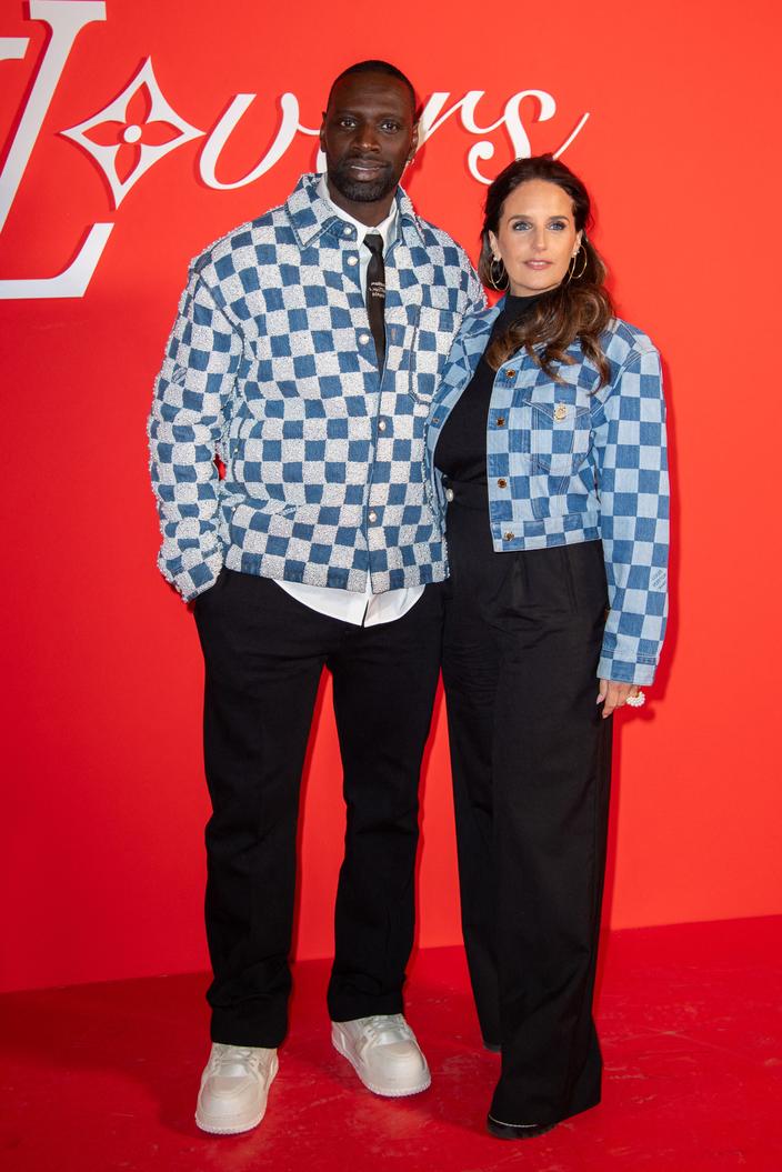 Omar Sy et son épouse Hélène en tenues assorties pour assister au ...