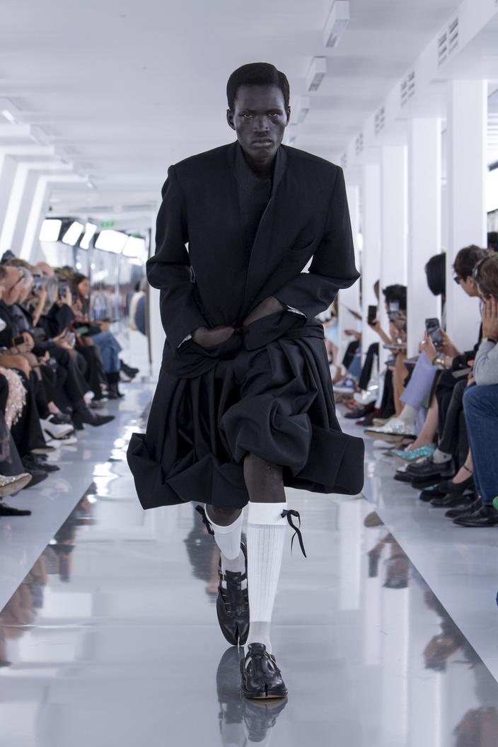 Mamuor Majeng, l’ancien enfant soldat devenu mannequin vedette des ...