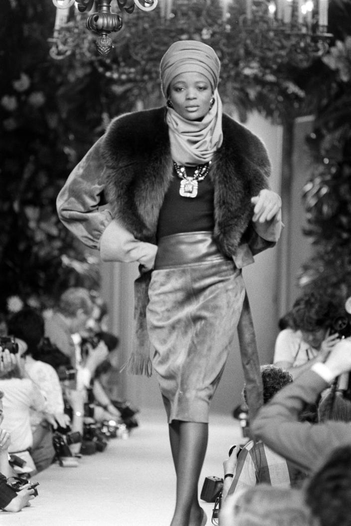 D’enfant esclave à muse d’Yves Saint Laurent, l’incroyable destin de ...