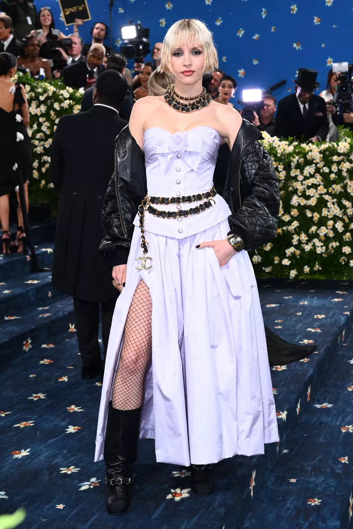 Met Gala 2025 : en princesse rock-chic, Angèle dévoile son look Chanel ...
