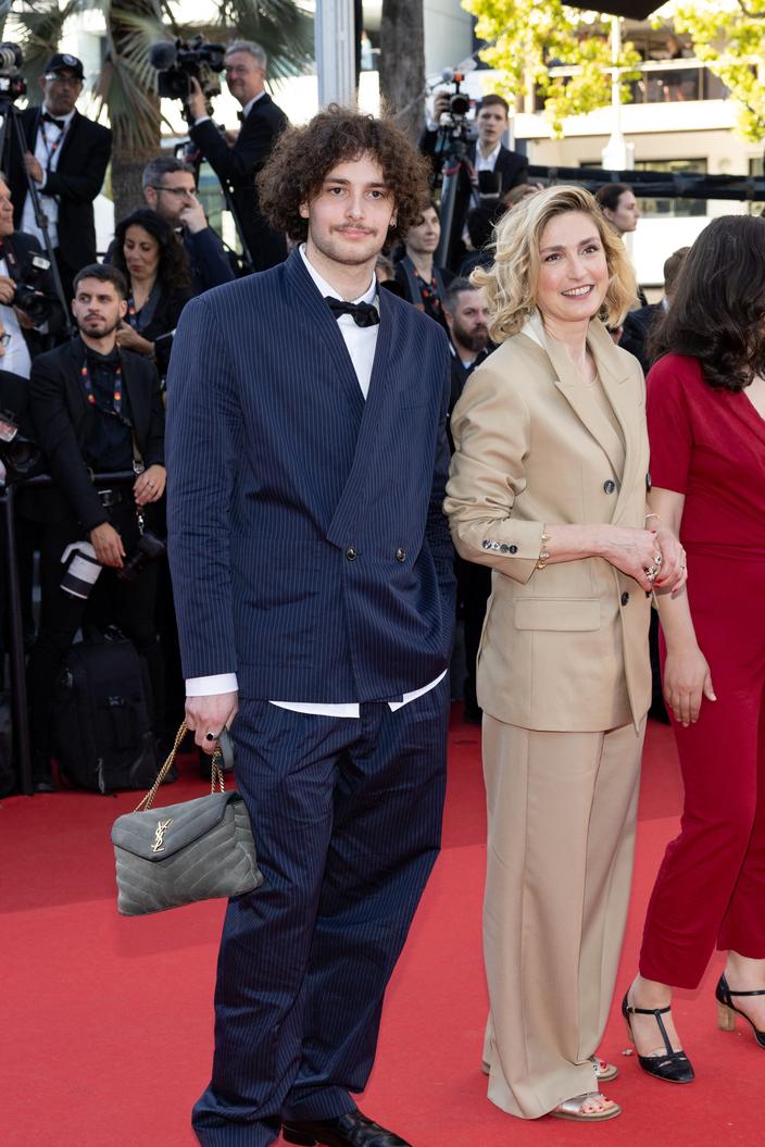 Julie Gayet à Cannes : elle rayonne avec son fils Ezéchiel, sosie de son père