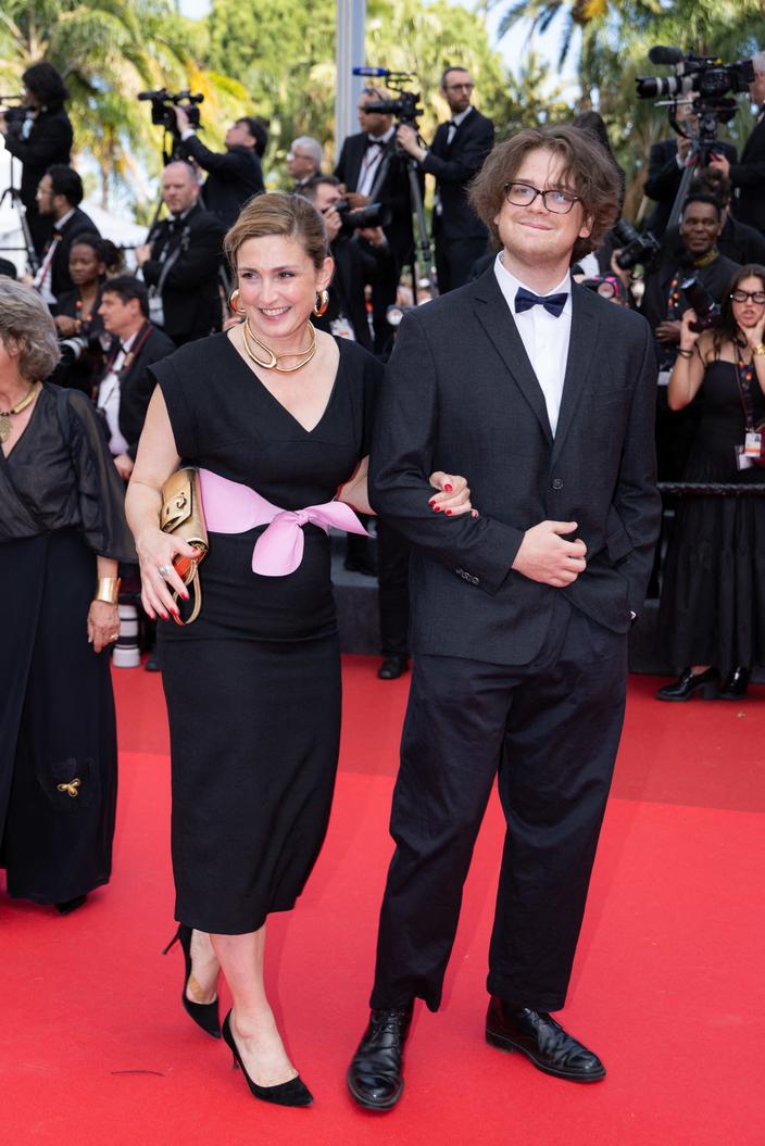 Julie Gayet à Cannes : elle rayonne avec son fils Ezéchiel, sosie de son père