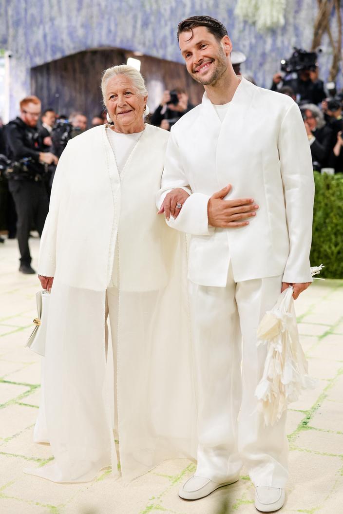 Au Met Gala 2026, Simon Porte Jacquemus crée l’évènement en arrivant au ...