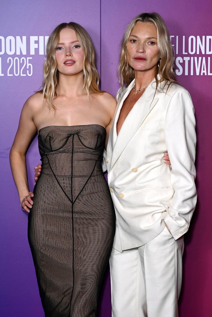 Ellie Bamber, une Kate Moss plus vraie que nature dans les rues de Londres