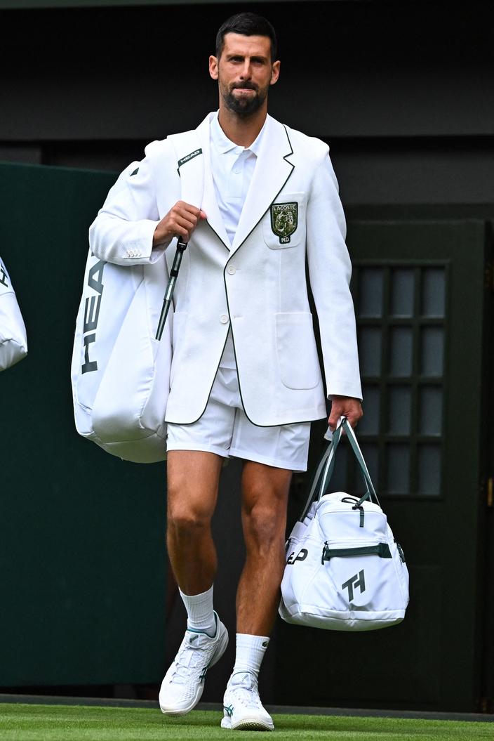 À Wimbledon, Novak Djokovic fait sensation dans un blazer blanc customisé