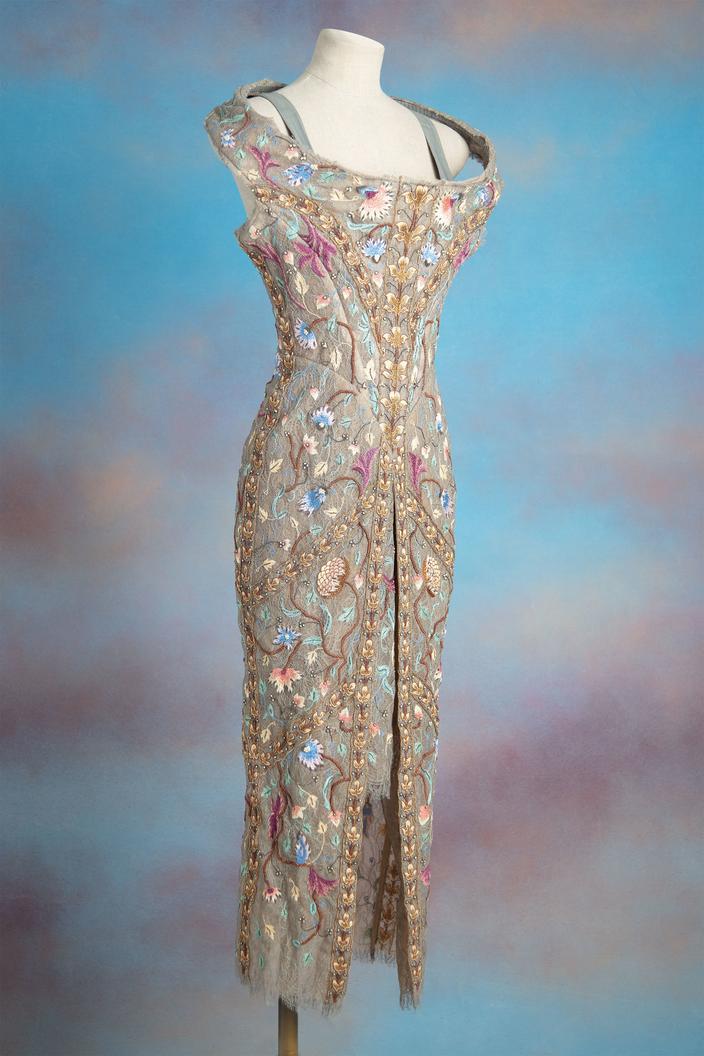 Du vintage Valentino, les corsets Vivienne Westwood, un teint éclatant ...